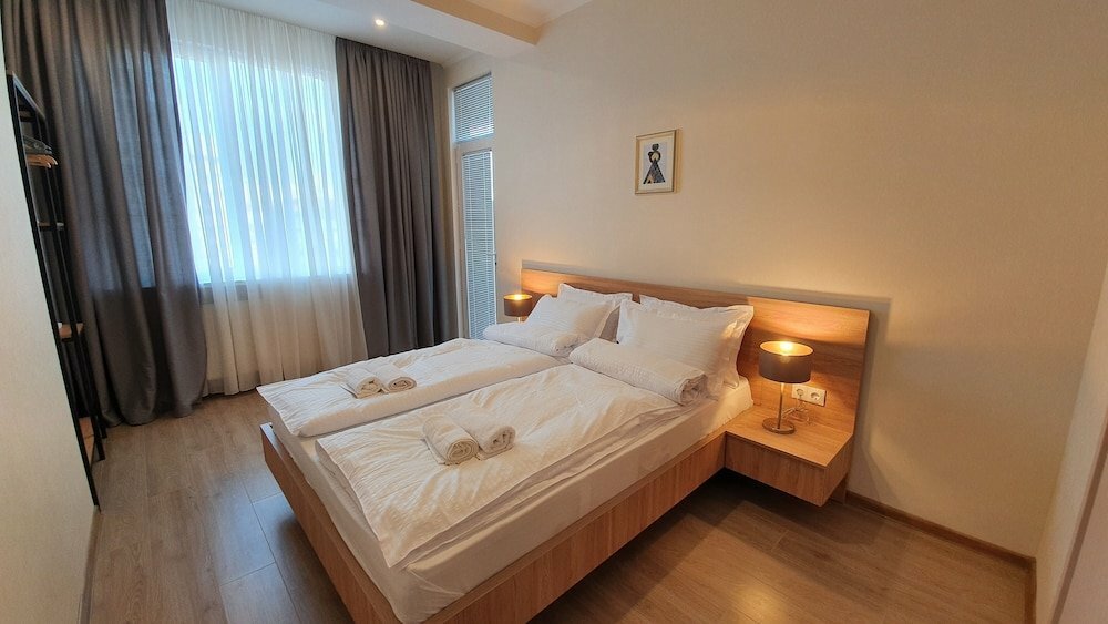 Kısa süreli konaklama Two-bedroom apartment with balcony, Tiflis, foto