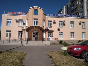 Zdorovye (ulitsa Chekhova No:22к3), tıp merkezleri ve klinikler  Gatchina'dan