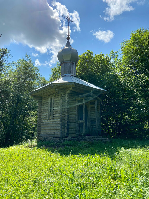 Şapel, haç anıtı Часовня у истока реки Великая, Pskovskaya oblastı, foto