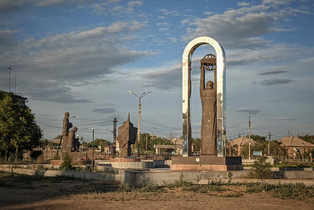 Anıt, heykel Tazim Anıtı, Setbayev (Satpayev), foto