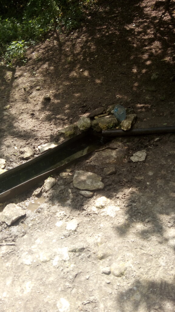 Pınar, çay Spring, stream, Kırım Cumhuriyeti, foto