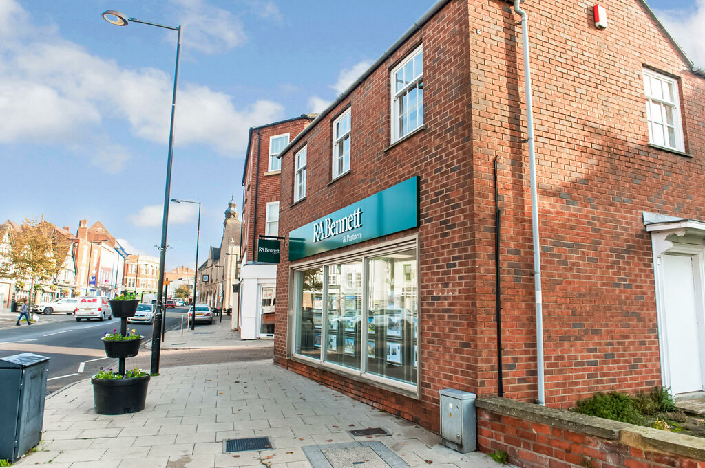 Arazi dizisi R A Bennett Sales and Letting Agents Evesham, İngiltere, foto