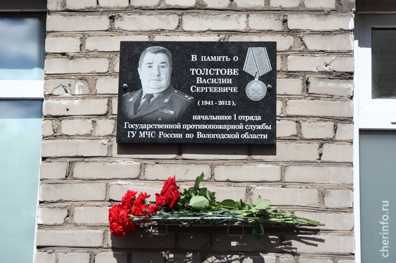 Anıt levhası, anıt taş Мемориальная доска В.С. Толстову, Cherepovets, foto