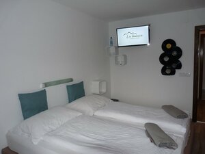 La Irmania Pension (Carinthia, Villach-Land, Finkenstein am Faaker See, Petelinweg, 1), otel  Karintiya'dan
