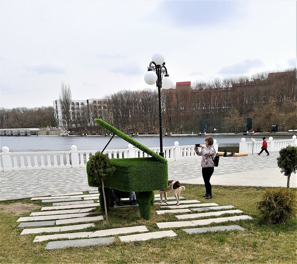 Dekorasyon ve süsleme, onur panosu Рояль в кустах, Zheleznovodsk, foto