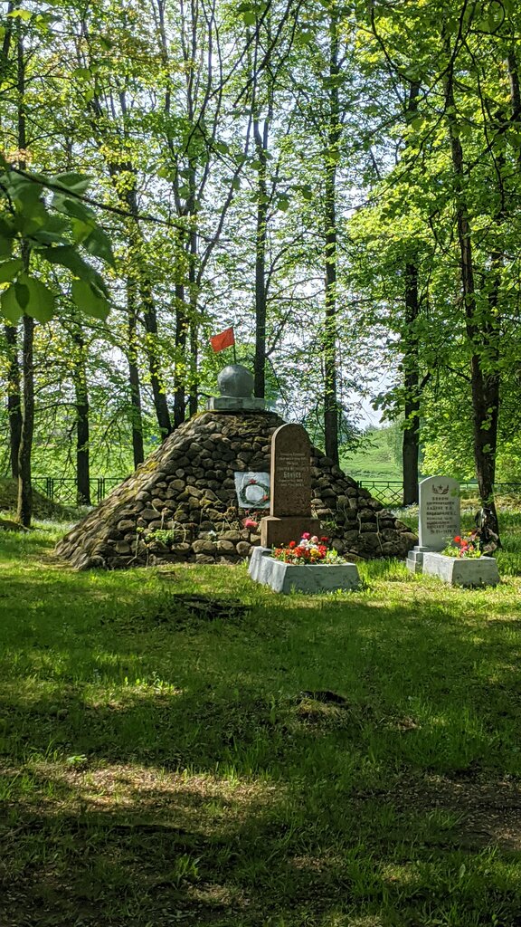 Anıt, heykel Братская могила, Gdov, foto