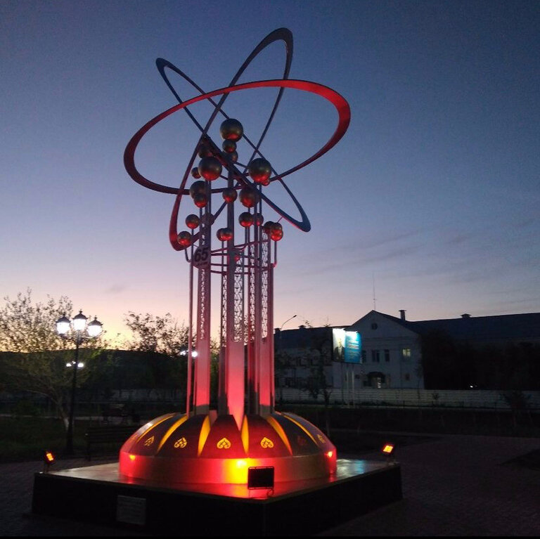 Anıt, heykel Monument Nauka-Kosmos, Baykonur, foto