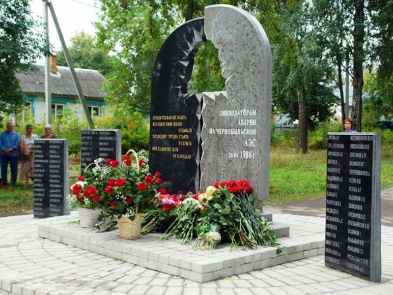 Anıt, heykel Ликвидаторам аварии на Чернобыльской АЭС, Kireyevsk, foto