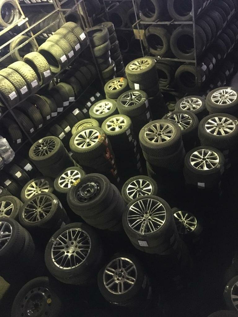 Jant ve lastikçiler G. B. Tyres store Bu, Moskova, foto