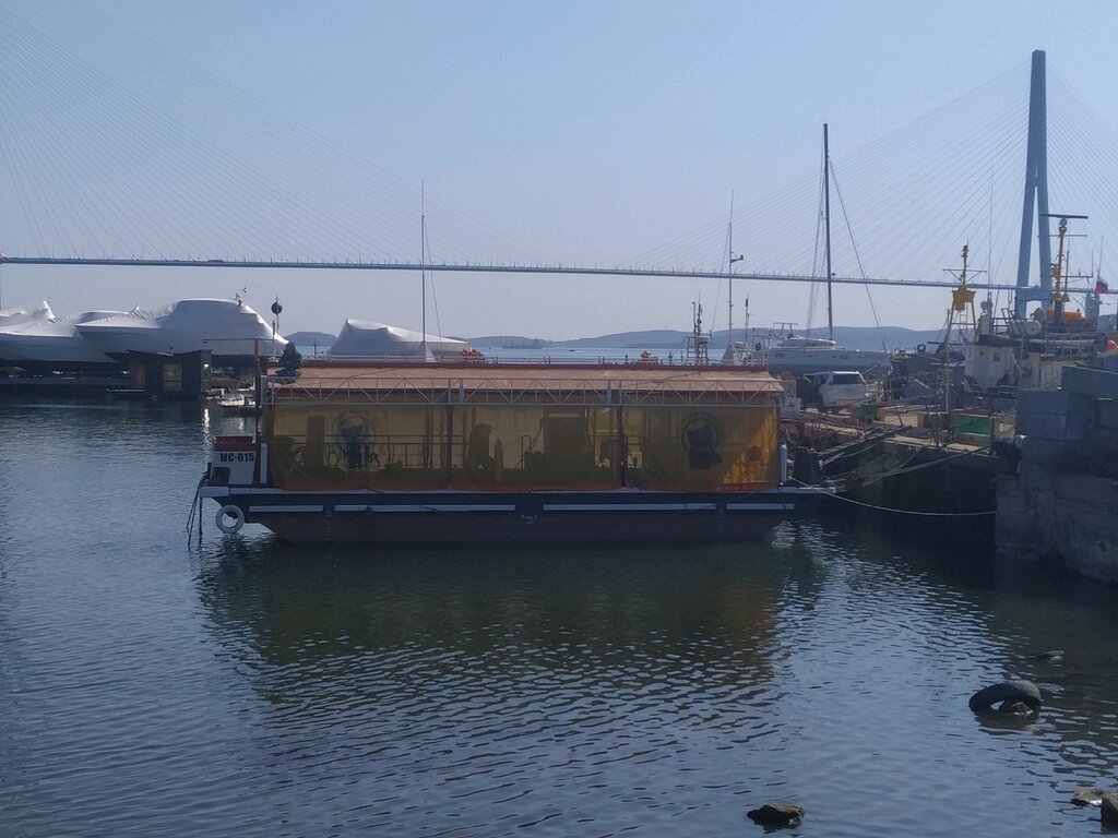 Yüzen benzin istasyonu UssurNefteProdukt PZS, Vladivostok, foto