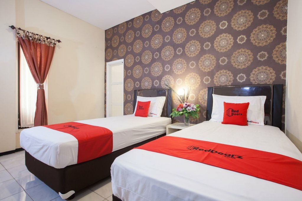 Otel RedDoorz @ Dinoyo, Malang, foto