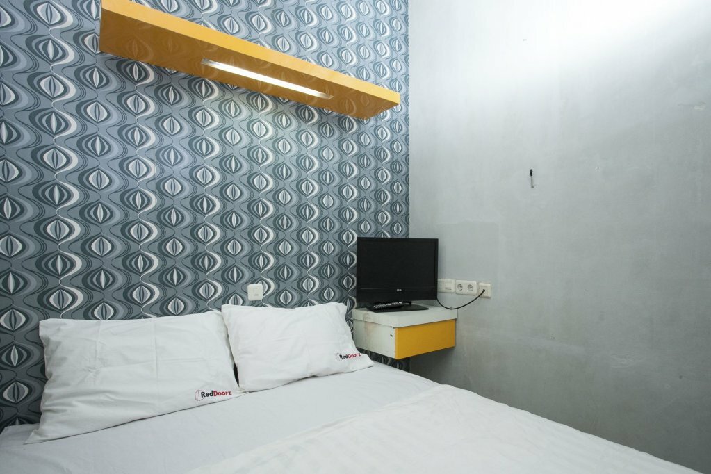 Otel RedDoorz near Suroboyo Carnival Park, Surabaya, foto