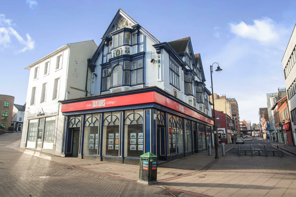 Arazi dizisi Taylors Sales and Letting Agents Luton, İngiltere, foto