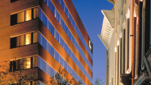 Omni Charlottesville Hotel (Virginia, Charlottesville city, Charlottesville, Ridge McIntire Road), otel  Charlottesville'den
