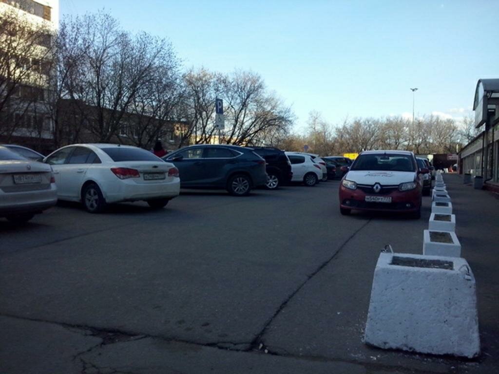 Otoparklar Parkovka pri TTs Prazdnik, Moskova, foto