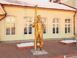 Лыжник (ulitsa Chernyakhovskogo No:13А), park, sokak heykeli  Serov'dan