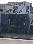 Ets Divine Star (Brazzaville, Avenue des Trois Martyrs), enstrüman mağazaları  Brazzaville'den