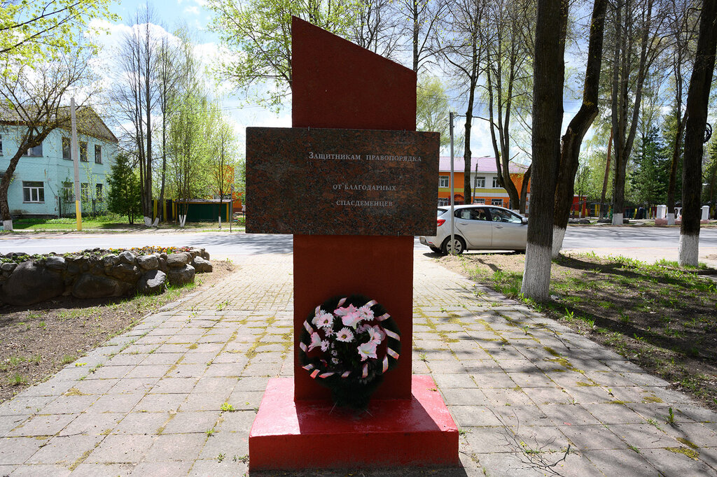 Anıt, heykel Защитникам правопорядка от благодарных спасдеменцев, Spas‑Demensk, foto