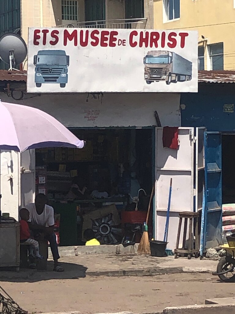 Otomobil yedek parçaları Ets Musée De Christ, Brazzaville, foto