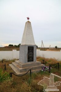Братская могила (Autonomous Republic of Crimea, Sakskiy rayon, Shtormivska silska rada, selo Privetnoye), anıt, heykel  Kırım Cumhuriyeti'nden