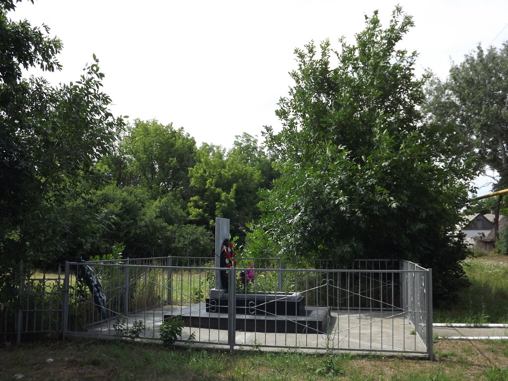 Anıt, heykel Братская могила, Rostovskaya oblastı, foto