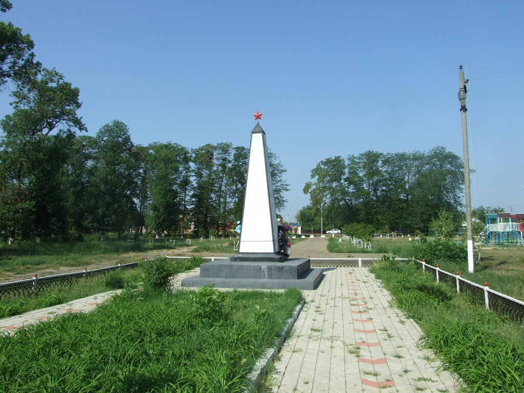 Anıt, heykel Братская могила, Adıge Cumhuriyeti, foto