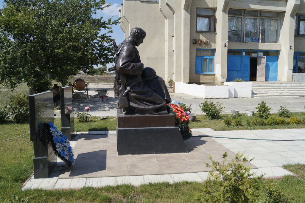 Anıt, heykel Советский солдат, Kırım Cumhuriyeti, foto