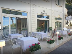 Attracco Ristorante di Pesce a Cesenatico (Emilia-Romagna, Forlì-Cesena, Cesenatico, Viale Giosue Carducci), restoran  Cesenatico'dan