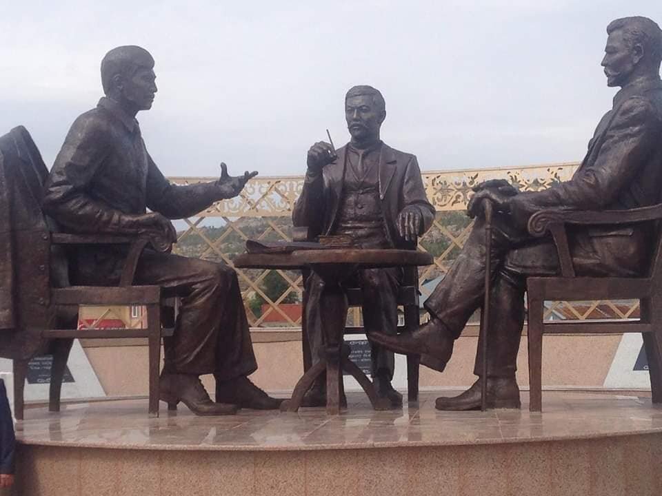 Anıt, heykel Alash Arystary, Karağandı eyaleti, foto