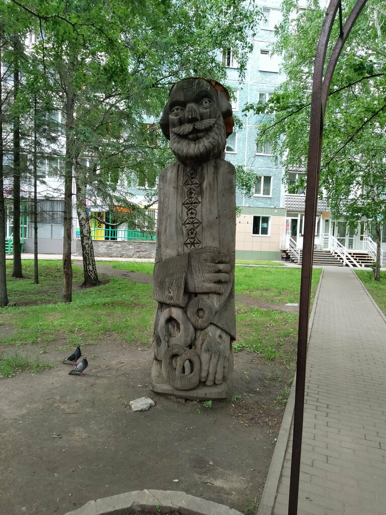 Park, sokak heykeli Славянский идол, Barnaul, foto