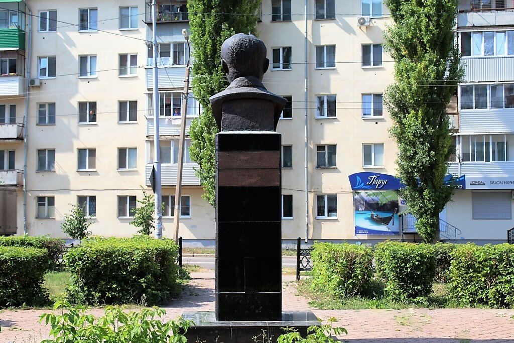 Anıt, heykel Т.Л. Нуркаев, Oktiabrski, foto