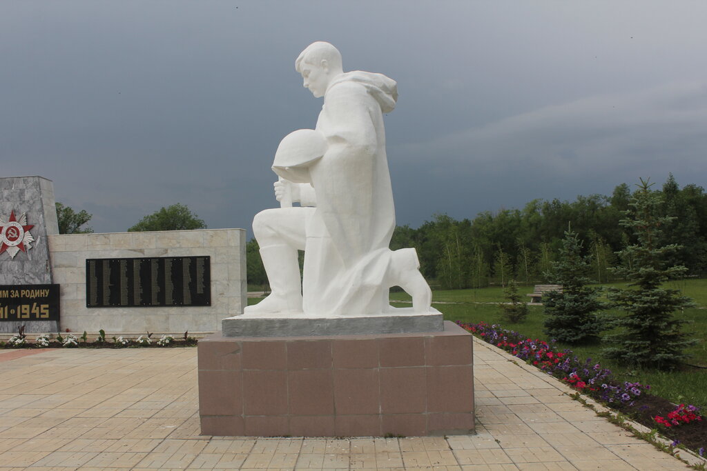 Anıt, heykel Памятник солдату, преклонившему колено, Samarskaya oblastı, foto