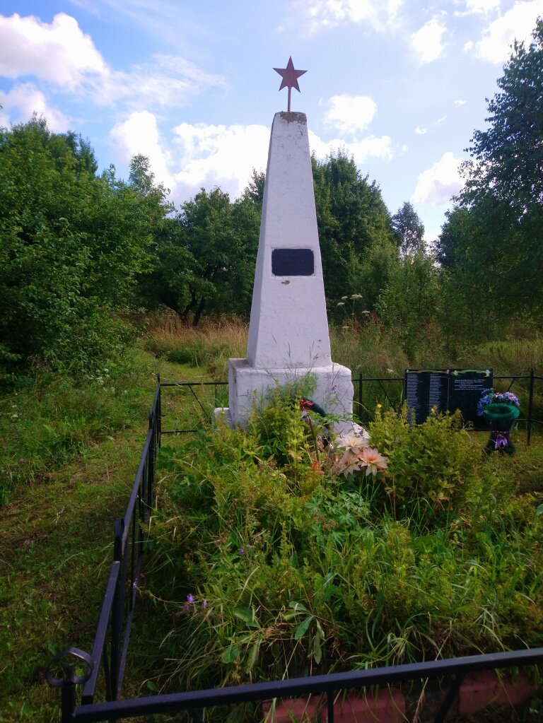 Anıt, heykel Братская могила, Kalujskaya oblastı, foto