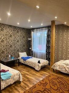 Guest House u ozera na Vyborgskom (Vyborgskoe Highway No:84, Town of Sortavala), otel  Sortavala'dan