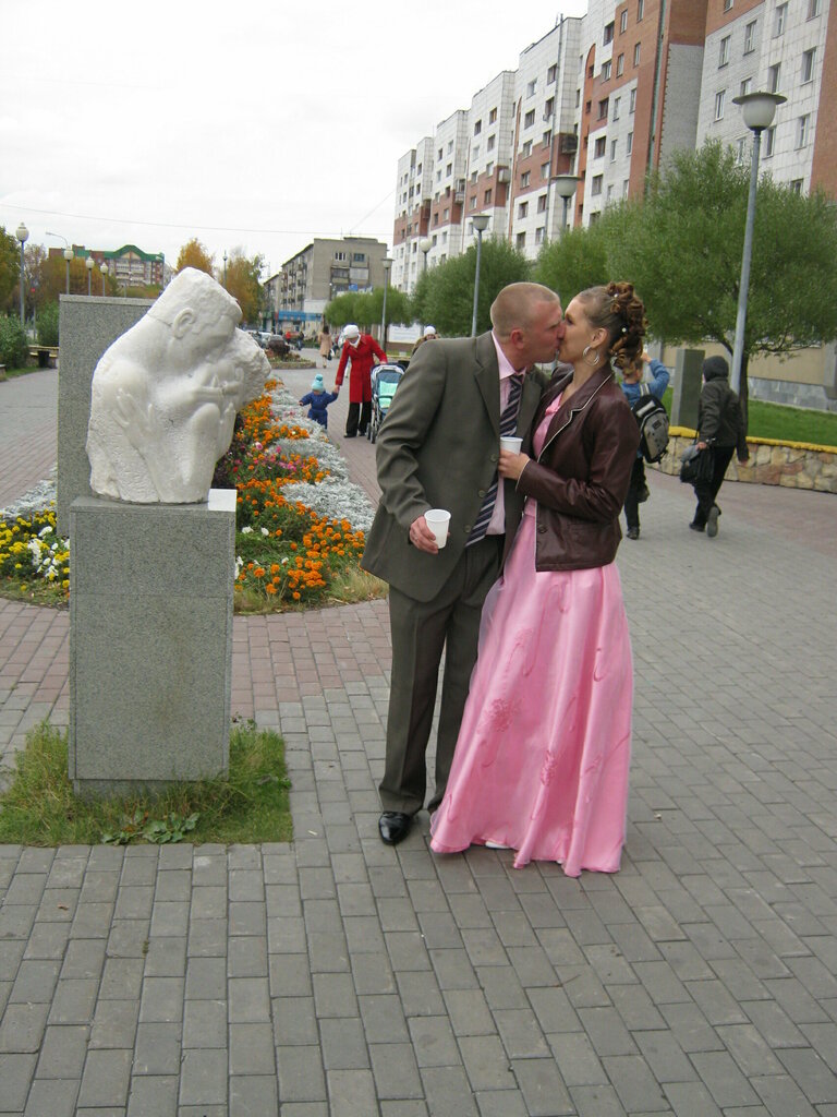 Park, sokak heykeli Целующиеся молодожёны, Tiumen, foto