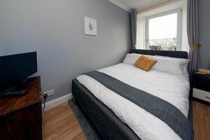 New 1bd Close to Ocean Flat in the Centre of Largs (Scotland, North Ayrshire, Largs, Main Street), otel