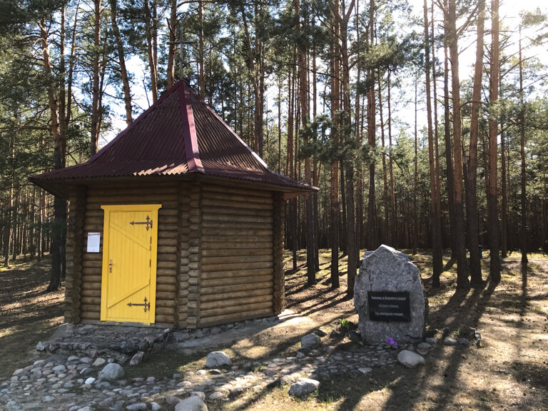 Ortodoks kiliseleri Придорожная часовня, Gomelskaya oblastı, foto