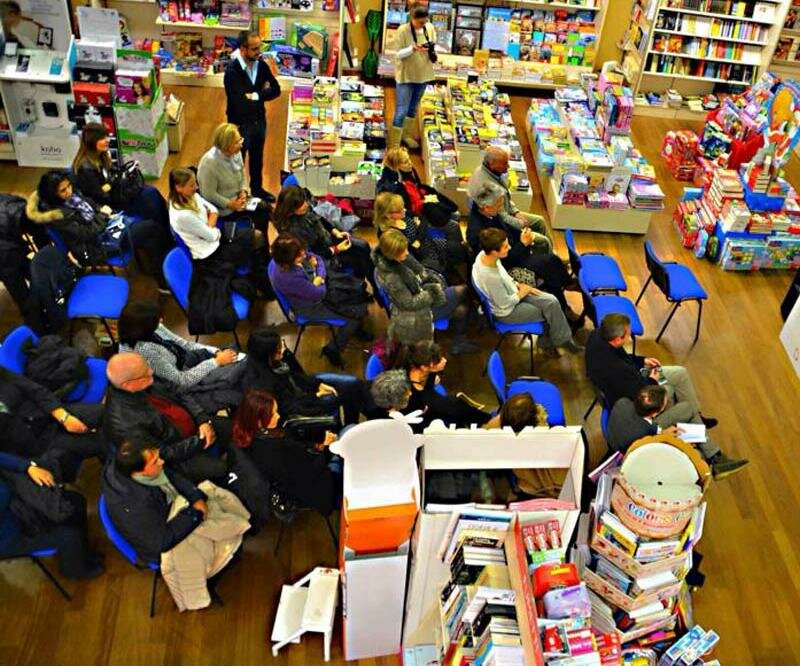 Çocuk oyunları ve oyuncakları Libreria Mondadori Bookstore, Taranto, foto