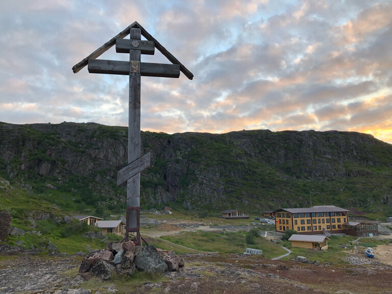 Şapel, haç anıtı The Cross of Worship, Murmanskaya oblastı, foto