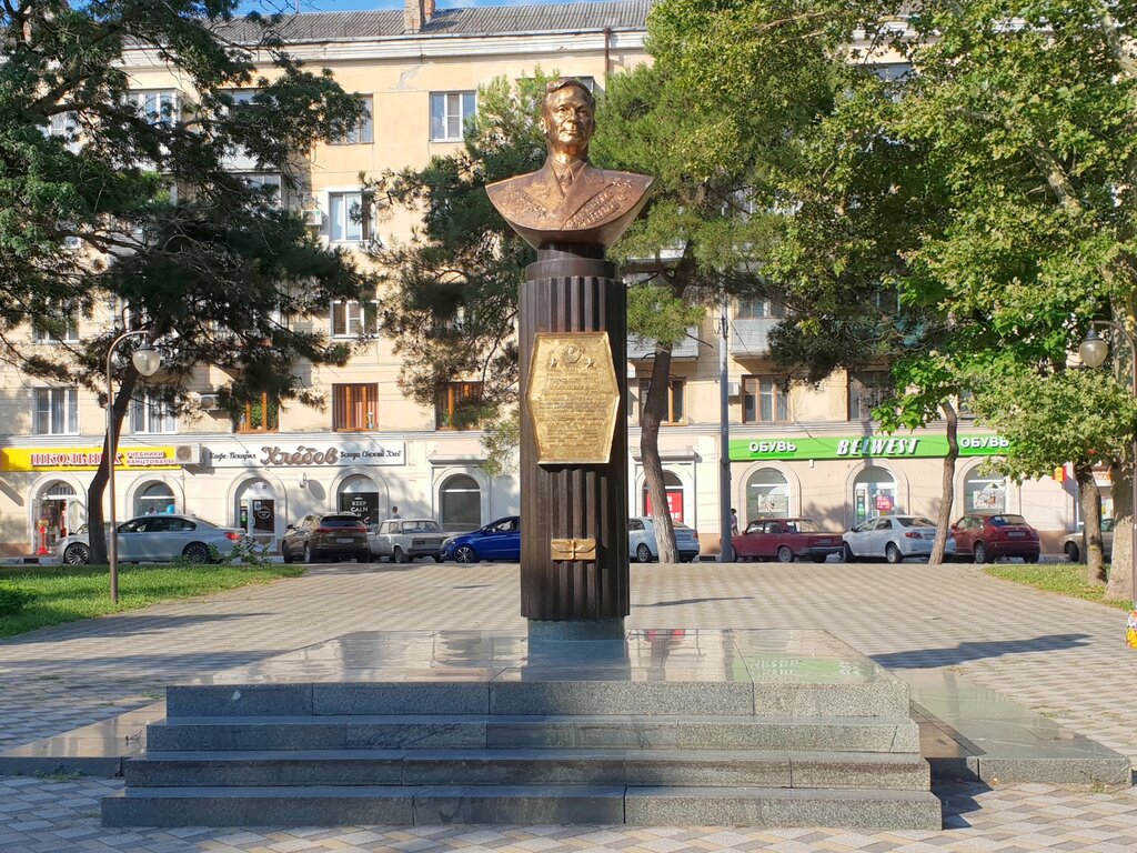 Anıt, heykel Лётчик-испытатель В.К. Коккинаки, Novorossiysk, foto