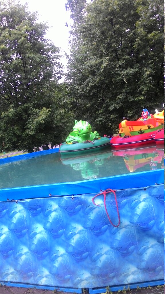 Lunapark Detskaya lodka s elektrodvigatelem Drakon, Moskova, foto