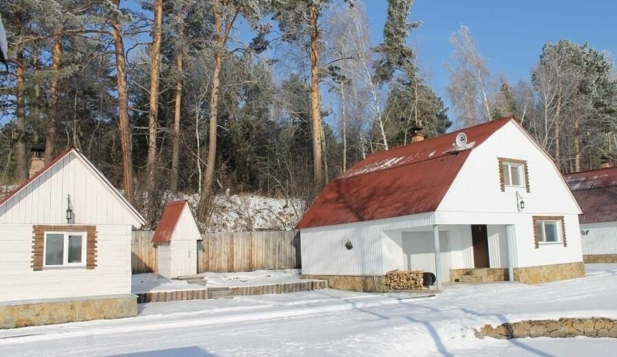 Resort oteller, tesisler Domik u Reki, Krasnoyarski krayı, foto