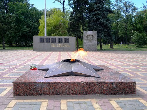 Anıt, heykel Eternal Flame Memorial, Şahty, foto