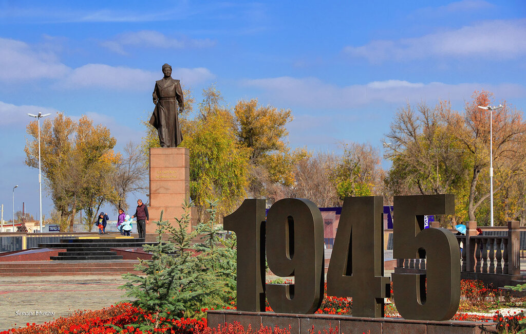 Anıt, heykel B. Momyshuly, Taraz, foto