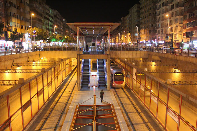 Hızlı ulaşım istasyonu Büyükşehir Belediyesi Tramvay İstasyonu, Kayseri, foto