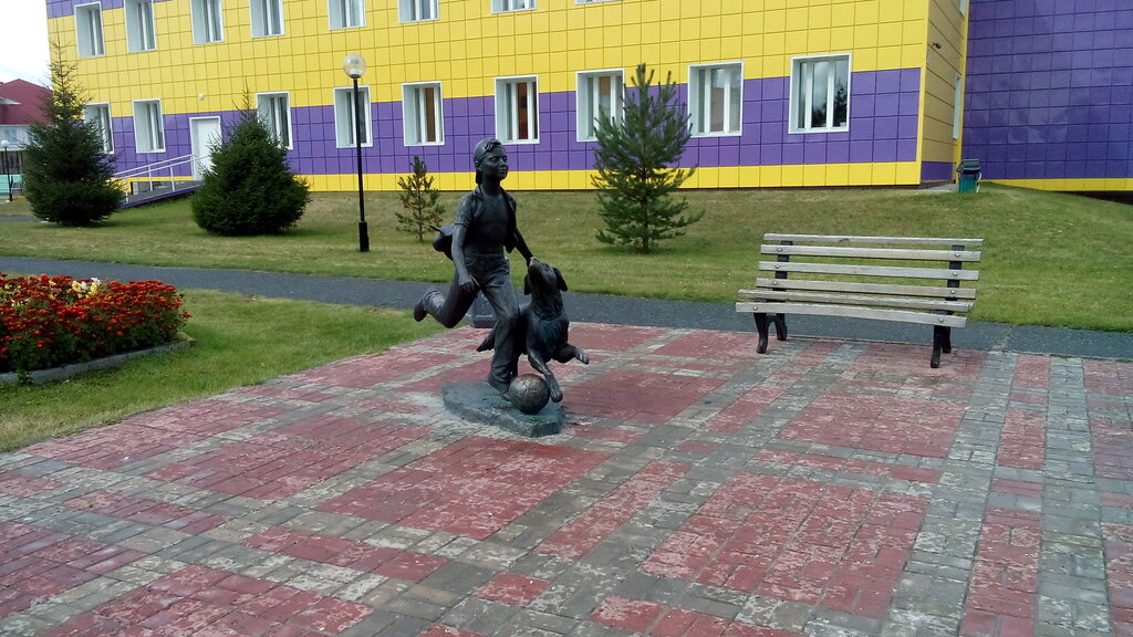 Park, sokak heykeli Мальчик с собакой, Langepas, foto