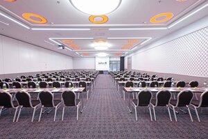 Radisson Blu Conference Hotel (Karl-Arnold-Platz No:5, Düsseldorf), otel  Düsseldorf'tan