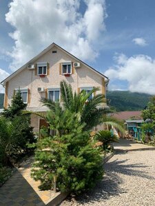 Barhatnyij Sezon Guest House (Sukhumskoye shosse No:37A, Psyrtskha Village), otel  Gudauta Bölgesi'nden