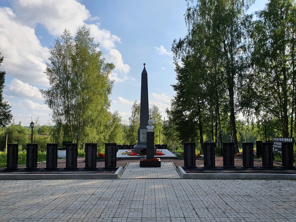 Anıt, heykel Обелиск Живые - павшим, Lyuban, foto