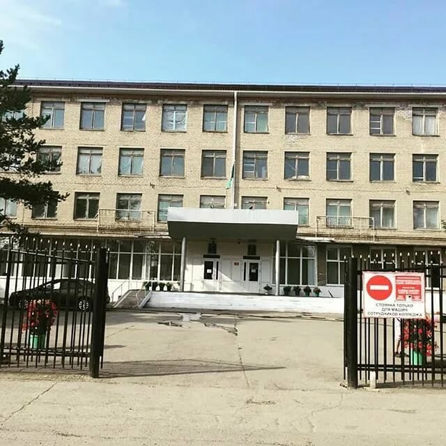 Yüksekokul Zhitikara Polytechnic College, Jitikara, foto